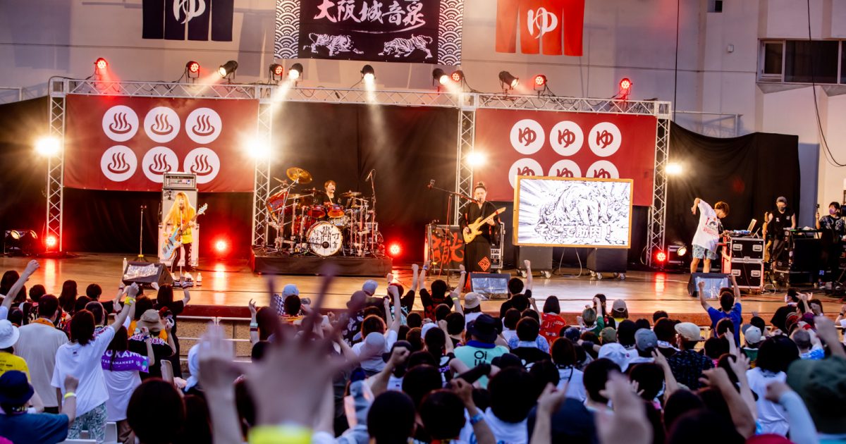 『風雲！大阪城音泉～曲者編～』3日目は打首獄門同好会、キュウソネコカミ、POLYSICSが登場、天気に翻弄された記憶に残る1日 | Musicman