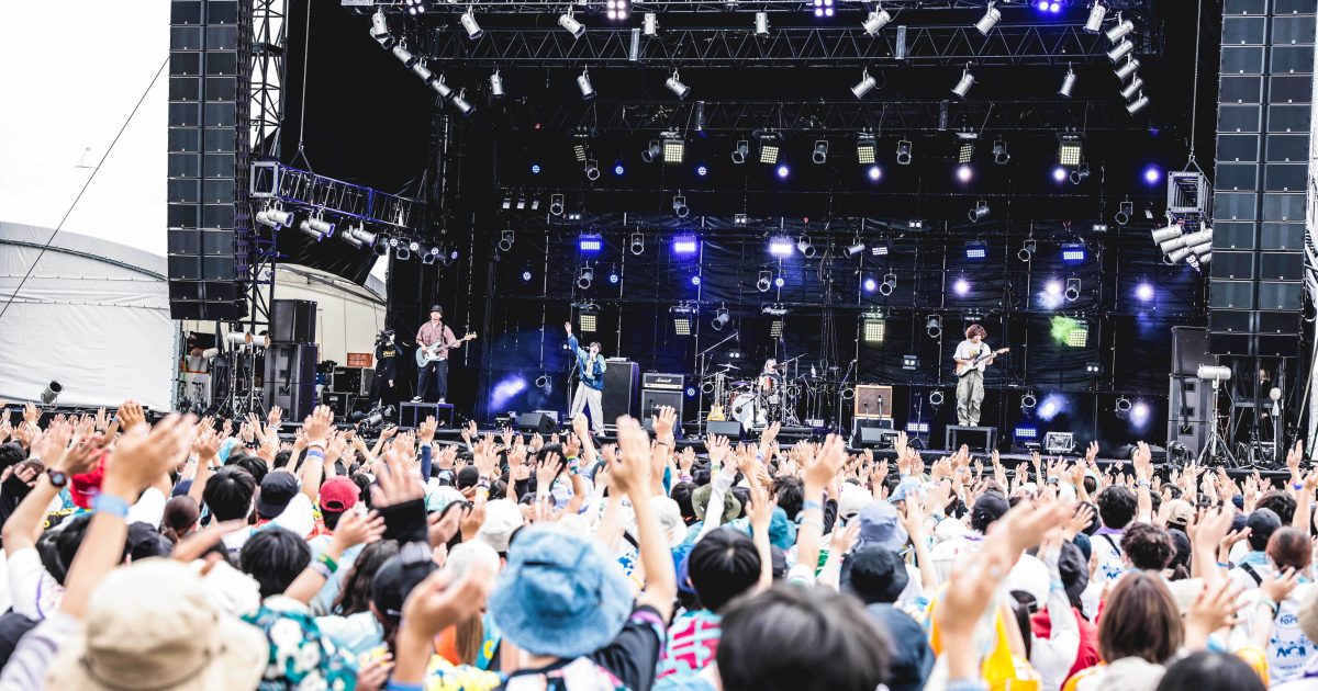 Mr.ふぉるて『RUSH BALL 2022』ライブレポートーー焼きついて離れない、朝一番のまばゆい夏フェスの風景 | Musicman