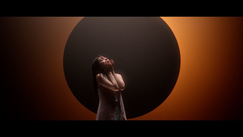 adieu “新境地”となる楽曲の世界観を色濃く反映、新曲「ワイン」のMV公開 | Musicman