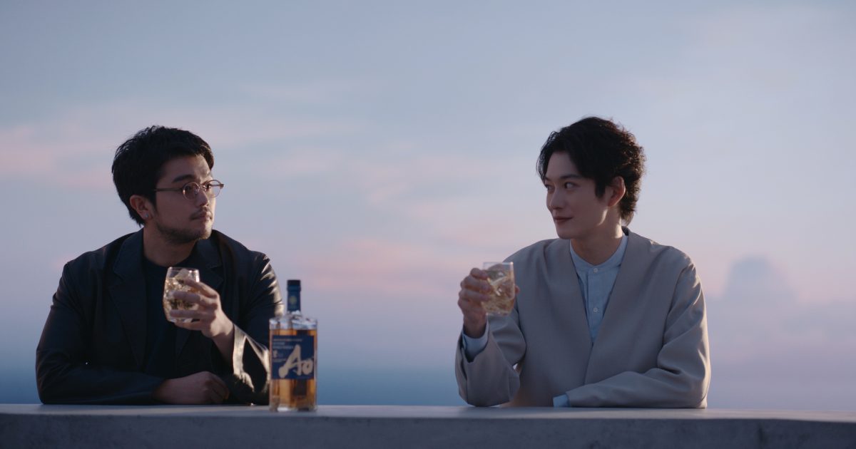 King Gnu井口理、岡田将生とCM共演 ウイスキーを飲みつつ語らう | Musicman