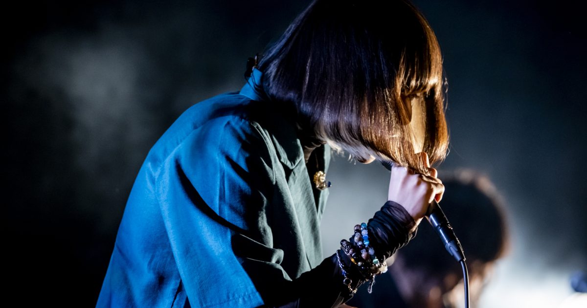 majiko、アルバム「愛編む」リリース記念ライブ“強行突破”したライブを決行 ツアーに向けた“書”も披露 | Musicman