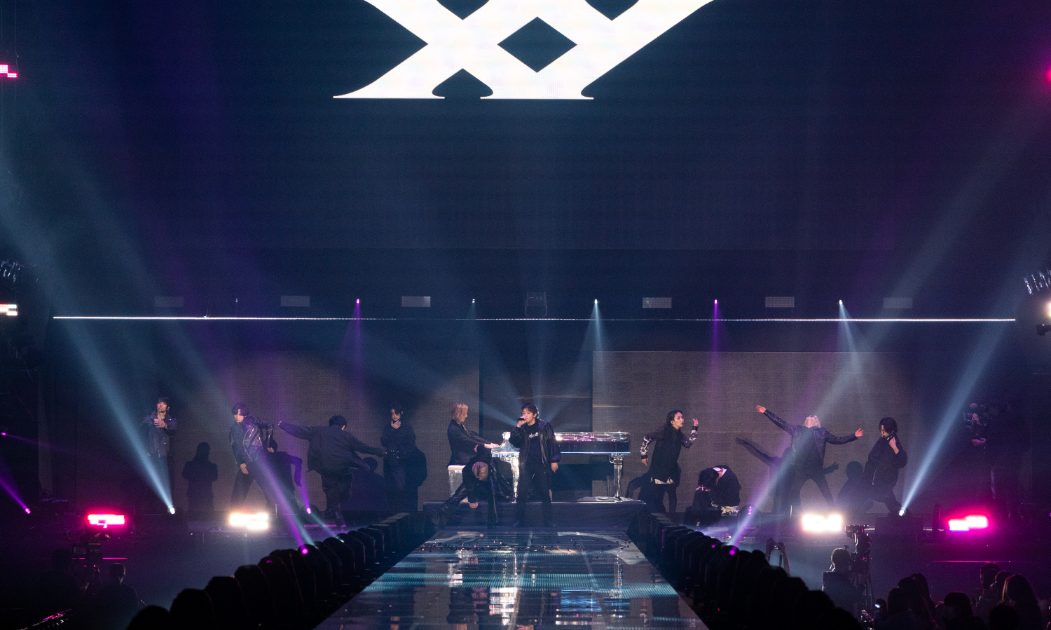 YOSHIKIとXY、亡きYOSHIさんへの想いを乗せて「Crazy Love」を初披露 『東京ガールズコレクション』でパフォーマンス（写真7点） | Musicman