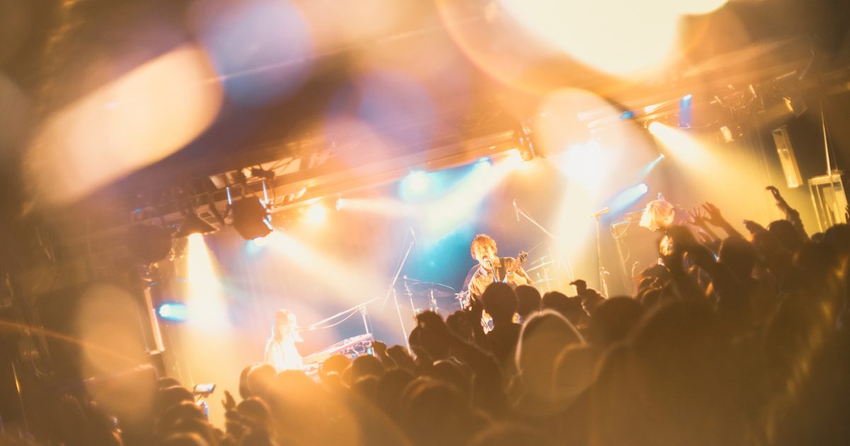 レトロリロン 小林私＆Dannie Mayを招いた主催イベント『朝が来るまで vol.2』、超満員のオーディエンスを魅了した一夜をレポート | Musicman