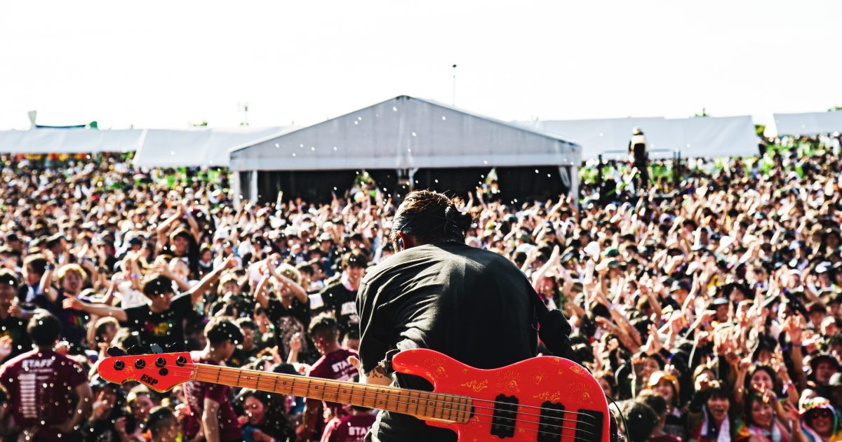 WANIMA『RUSH BALL 2023』ライブレポート ーー「あなたの心が晴れますように！」と願いノンストップで駆け抜けたストイックな35分 | Musicman