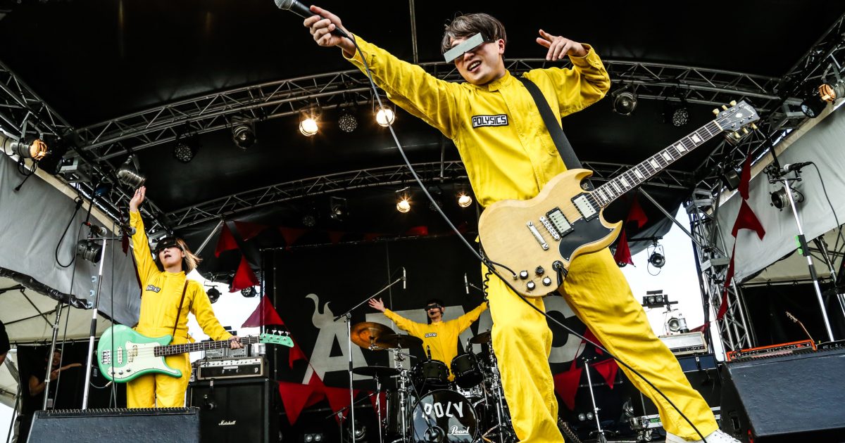 POLYSICS『RUSH BALL 2023』ライブレポートーー2000年代のイベント黎明期を知る、黄色いツナギたちの断トツな音圧 | Musicman