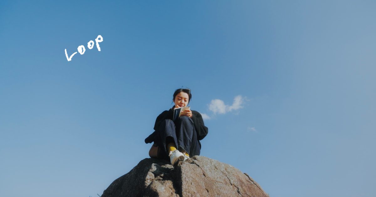 電車で出かける上白石萌音に密着、ドラマ『自転しながら公転する』主題歌「Loop」のMV公開 | Musicman